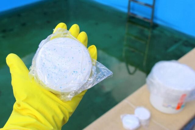 Eliminate Pool Bottom Algae and Prevent Reoccurrence